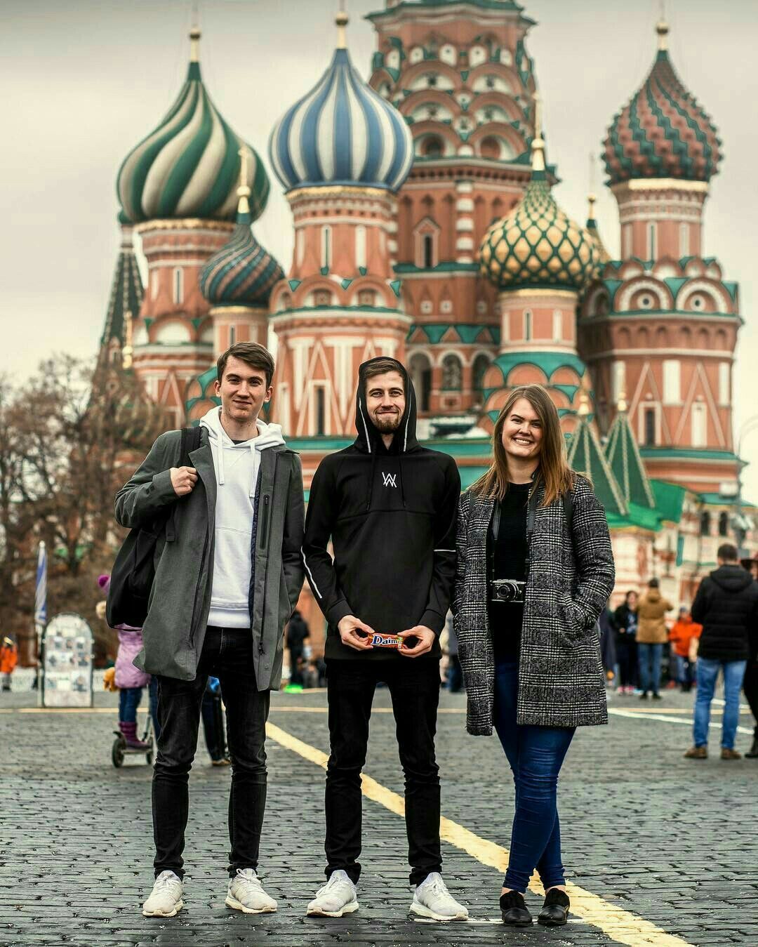 Alan Walker Height Weight Age And Body Statistics Biography ...