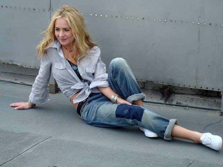 Britt Robertson Measurements Height Weight Bra Size Age | Celebrities ...