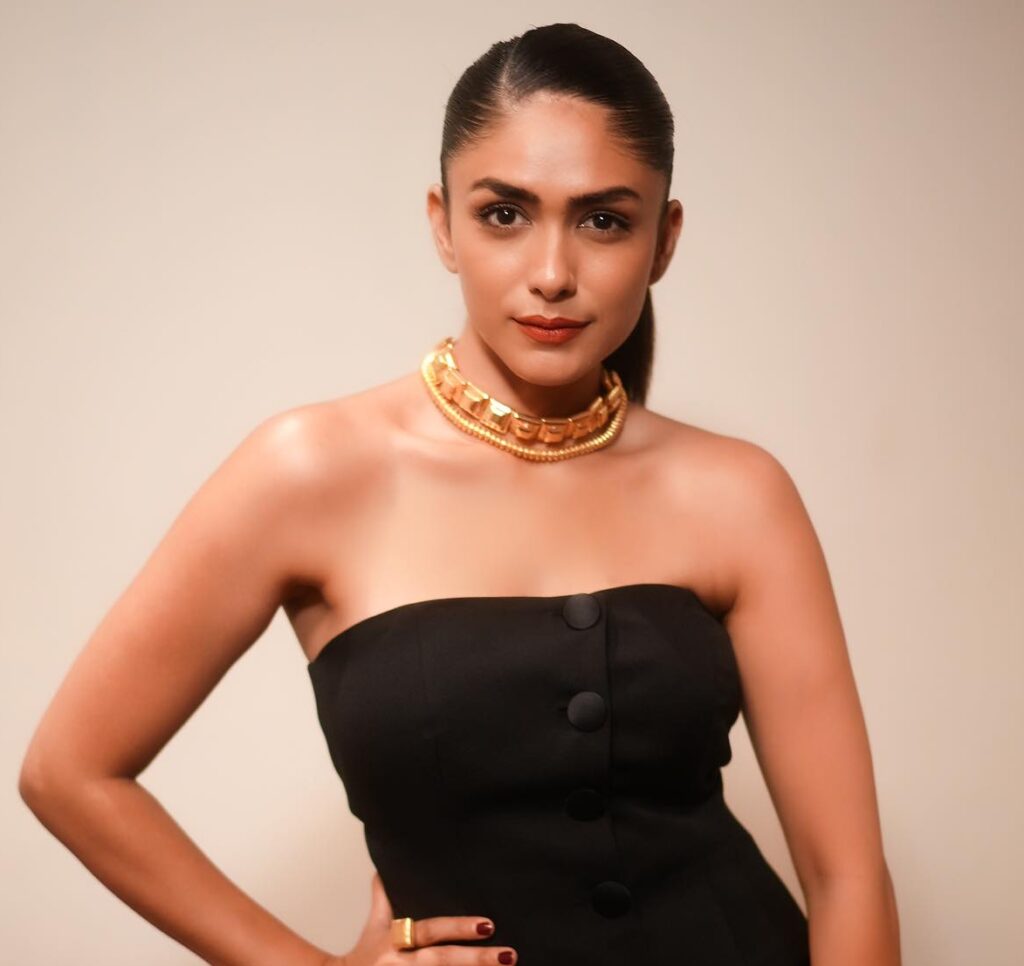 Mrunal Thakur Age Boyfriend Husband Family Biography | Celebrities Details